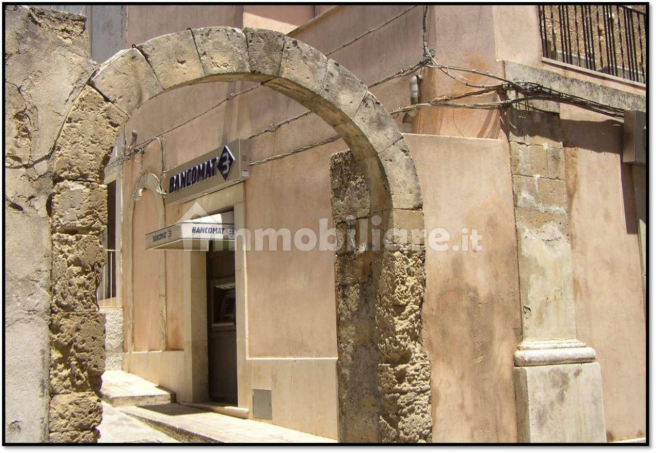 Locale commerciale in Vendita