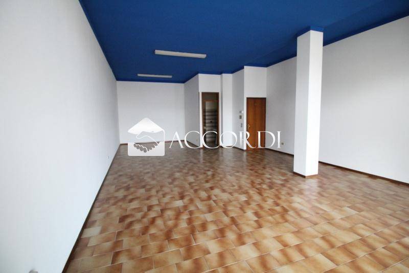 Locale commerciale in Vendita