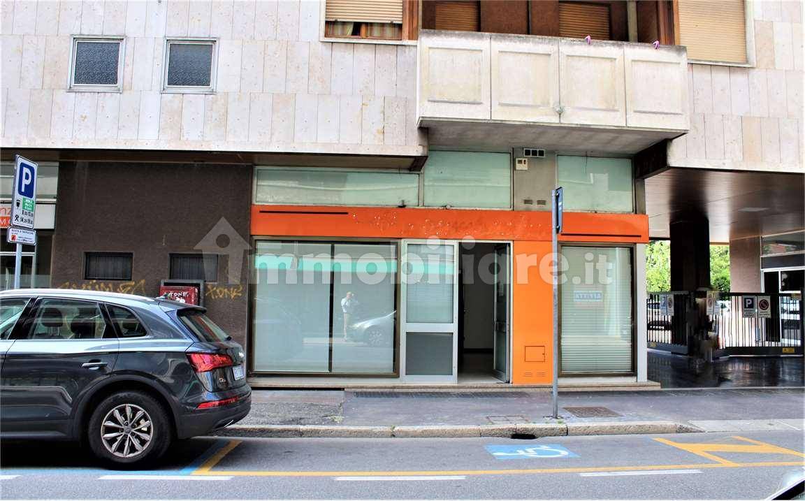 Locale commerciale in Vendita