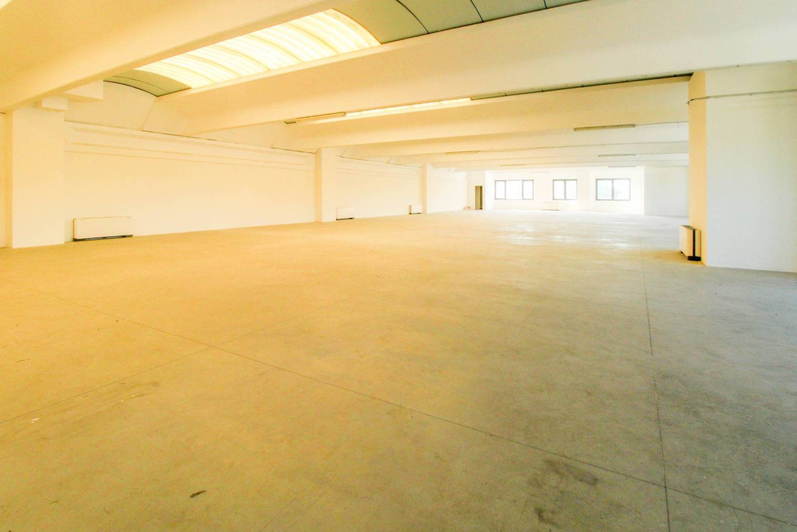 Locale commerciale con laboratorio in Vendita