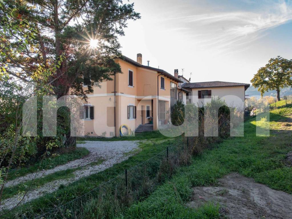 Vendita Villa plurifamiliare in Localita' Crocemarroggia Spoleto. Con ...