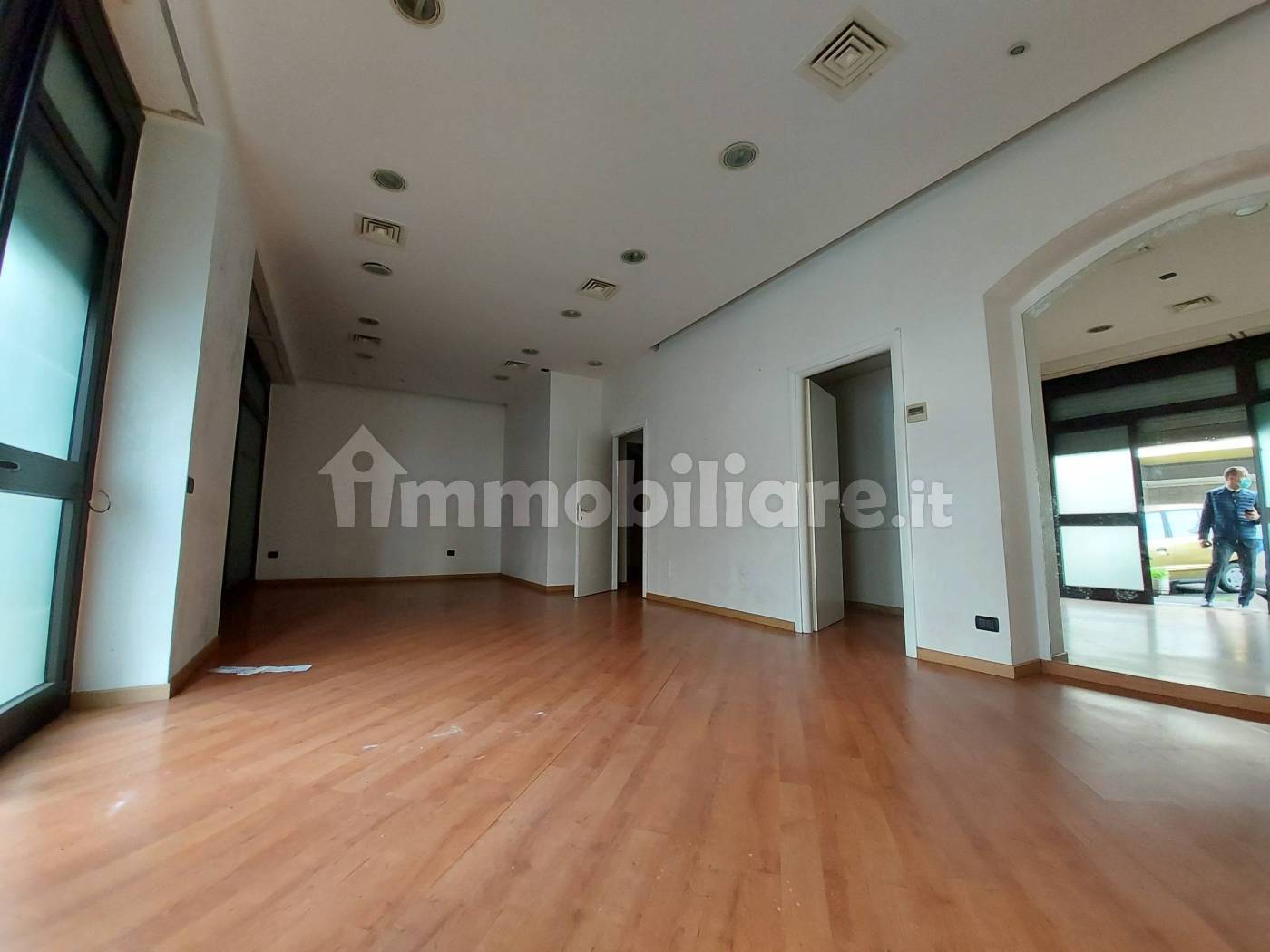 Locale commerciale in Vendita