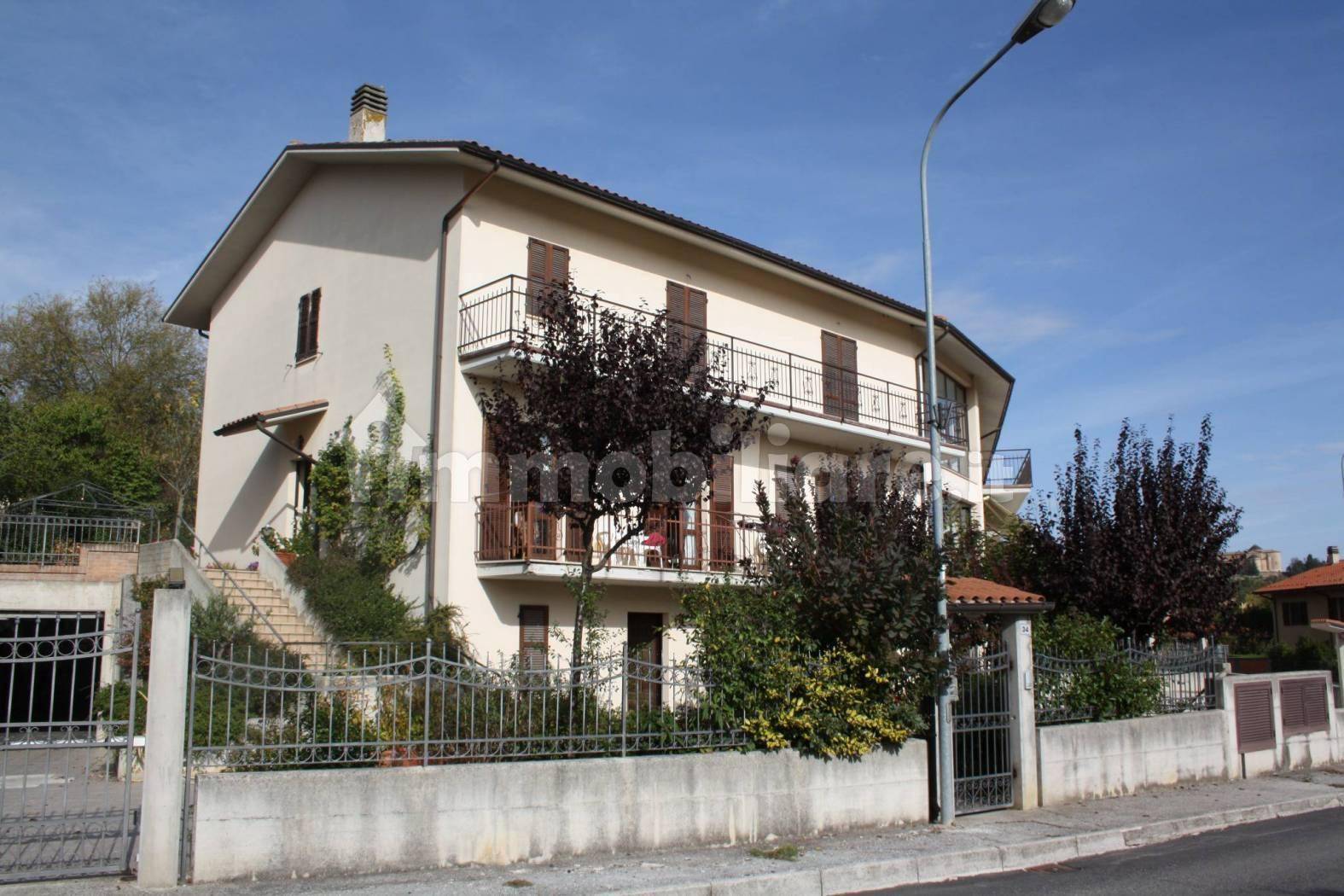 Appartamento via Conti di Altino, Centro, Camerino