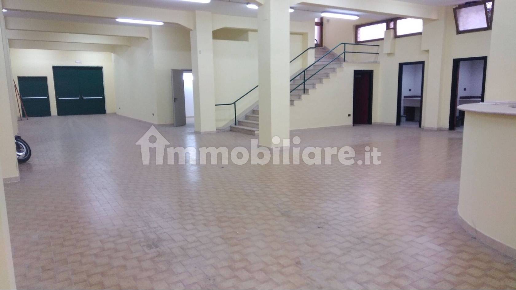 Locale commerciale in Vendita