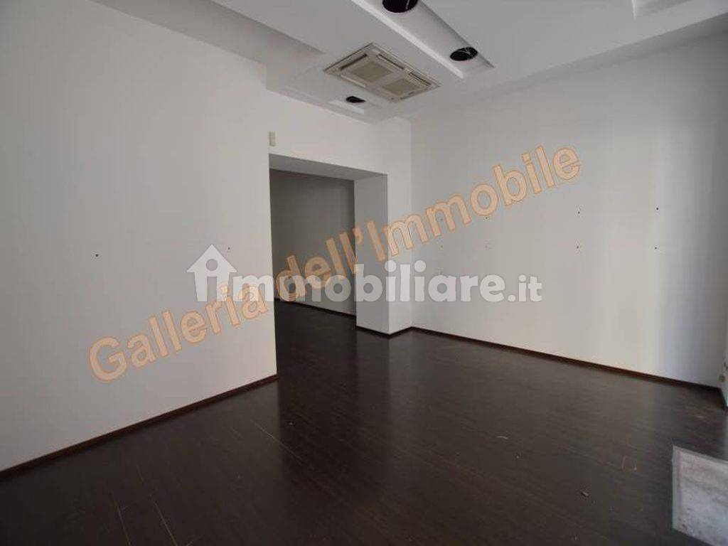 Locale commerciale in Vendita