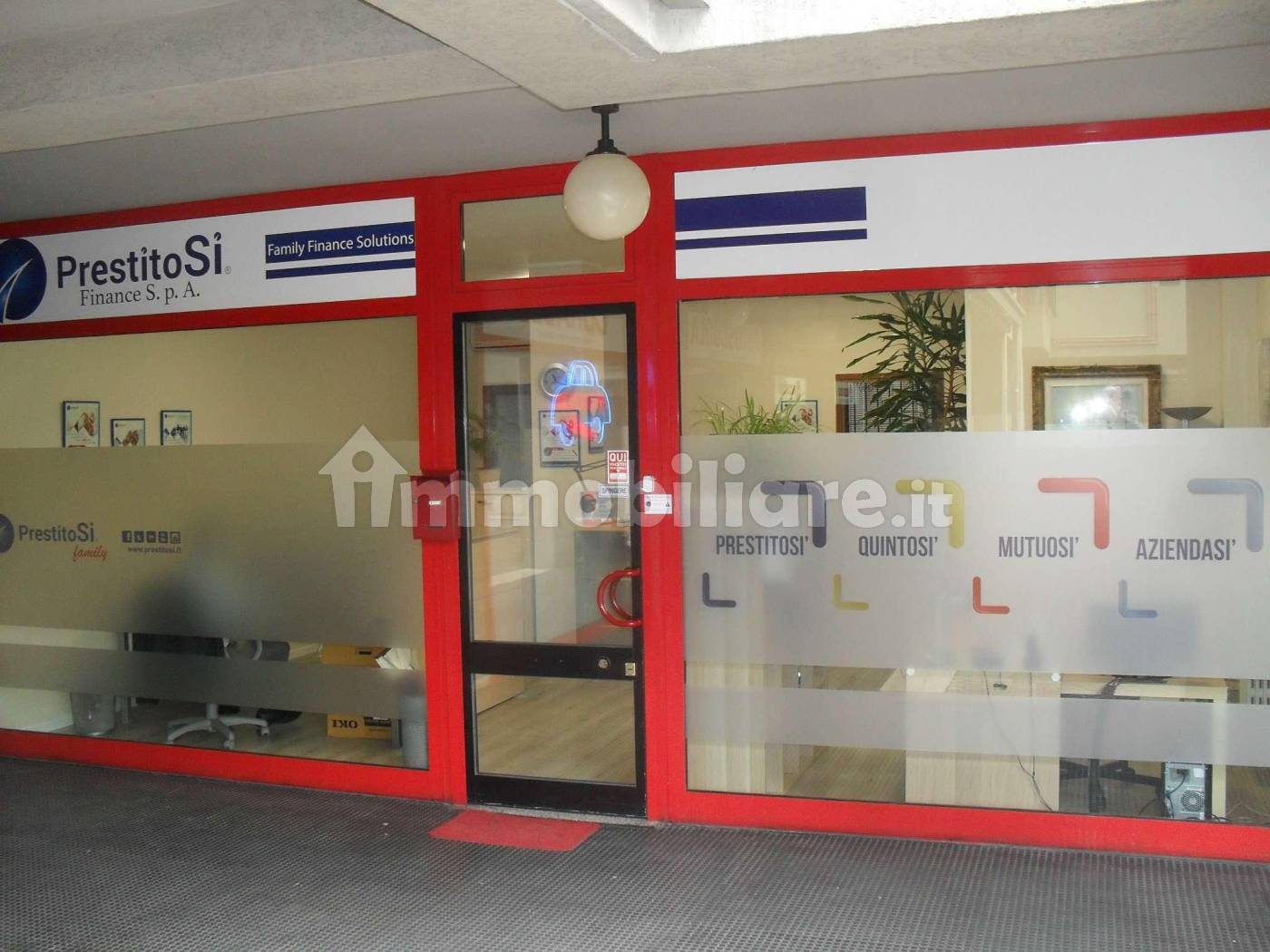 Locale commerciale in Vendita